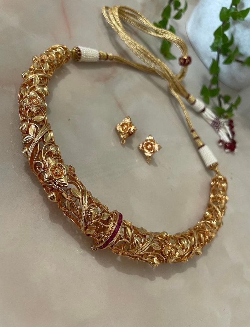 Antique Sone Ki Hasli Carved Hasli With Minimalist Studs Bollywood Look ...