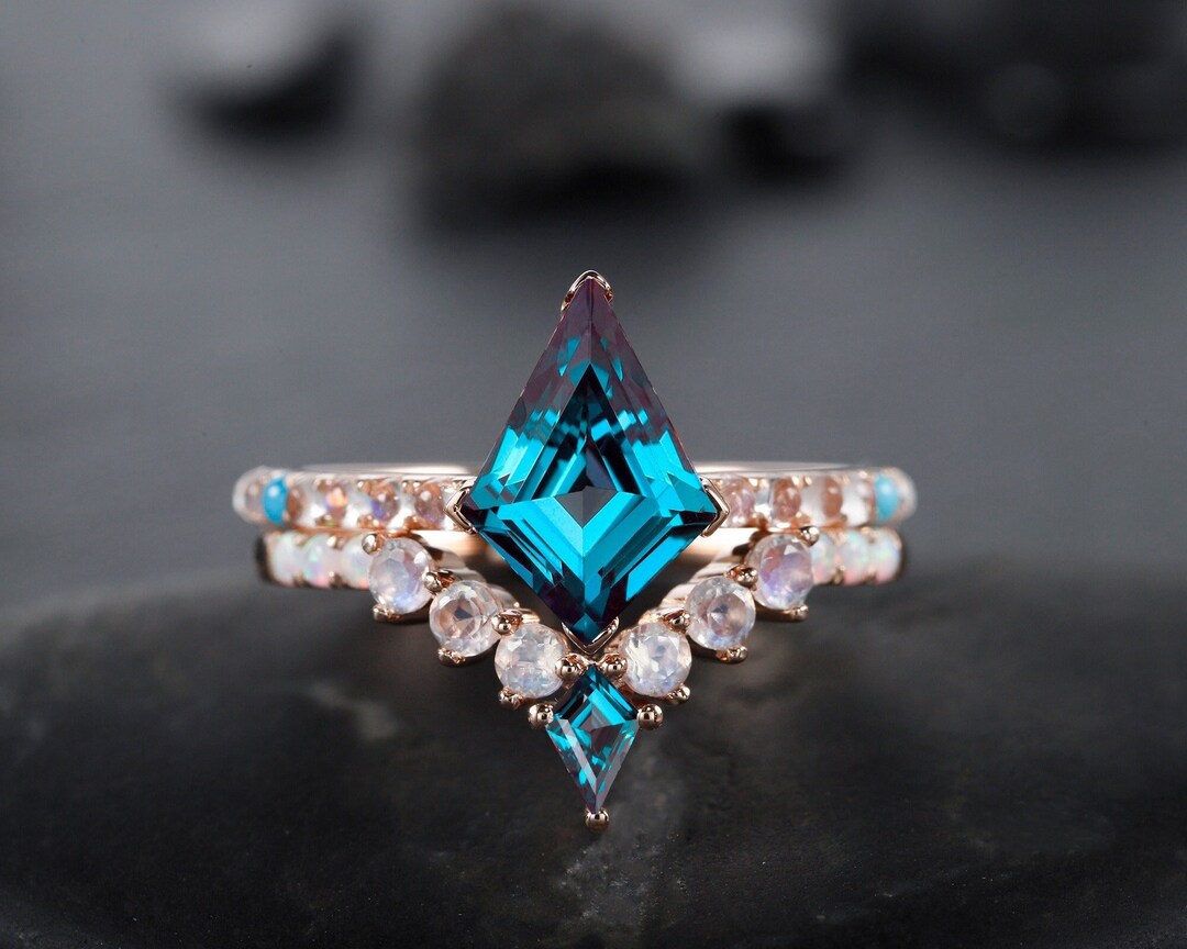 Vintage Kite Cut Alexandrite and Moonstone Bridal Set, Unique V Shape ...