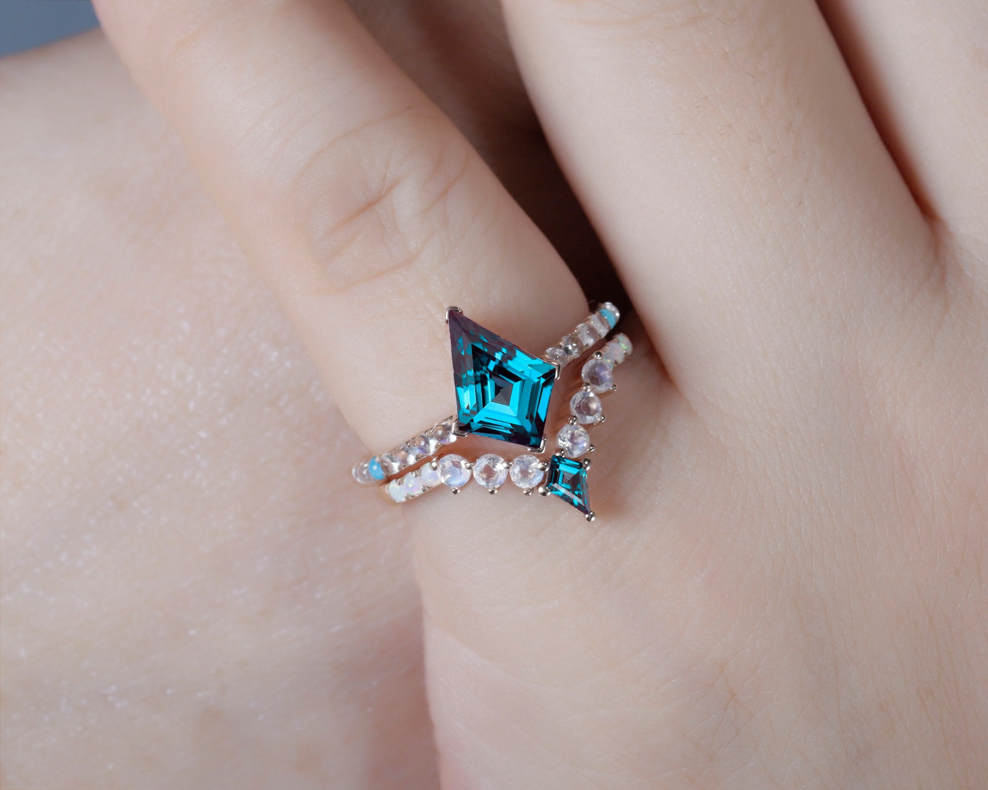 Vintage Kite Cut Alexandrite and Moonstone Bridal Set, Unique V Shape ...