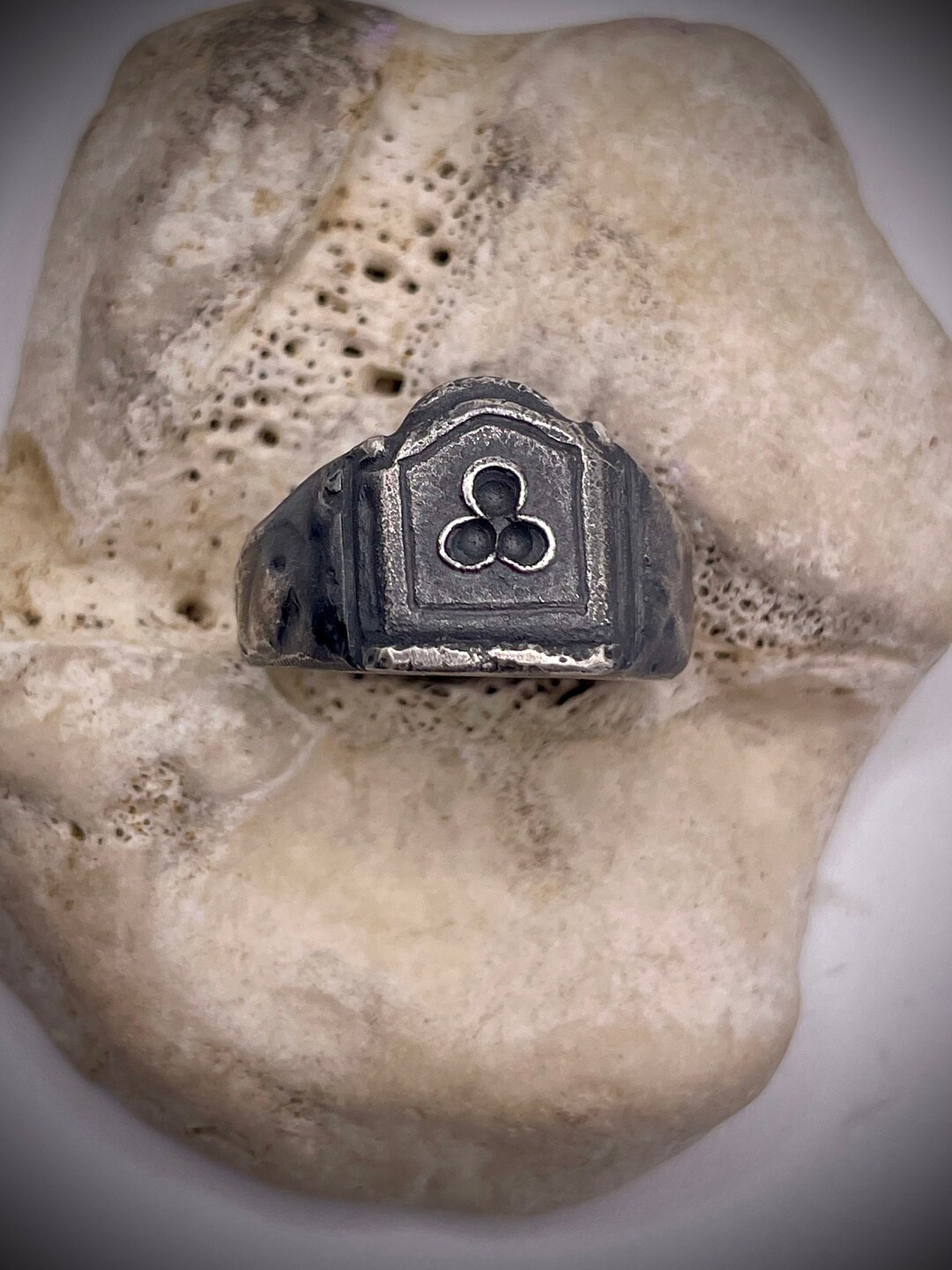 Trefoil Gothic Gravestone Signet Ring - Etsy
