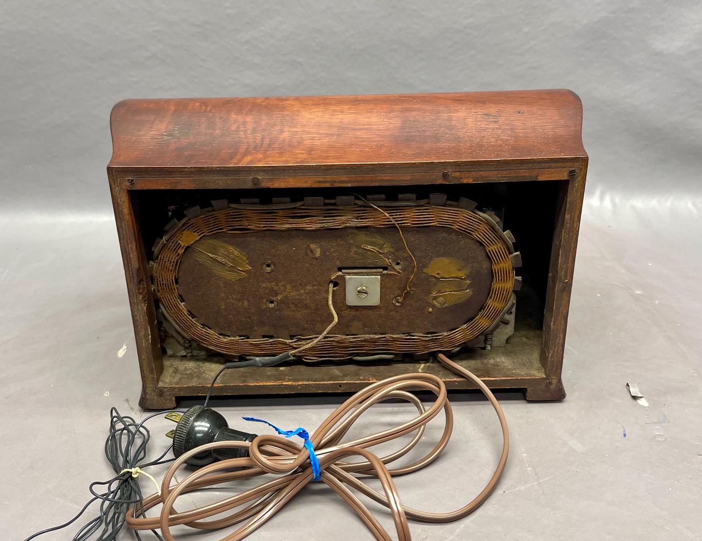 LR057 1940 Emerson Radio Model EP367 . Restored and Working. FREE ...