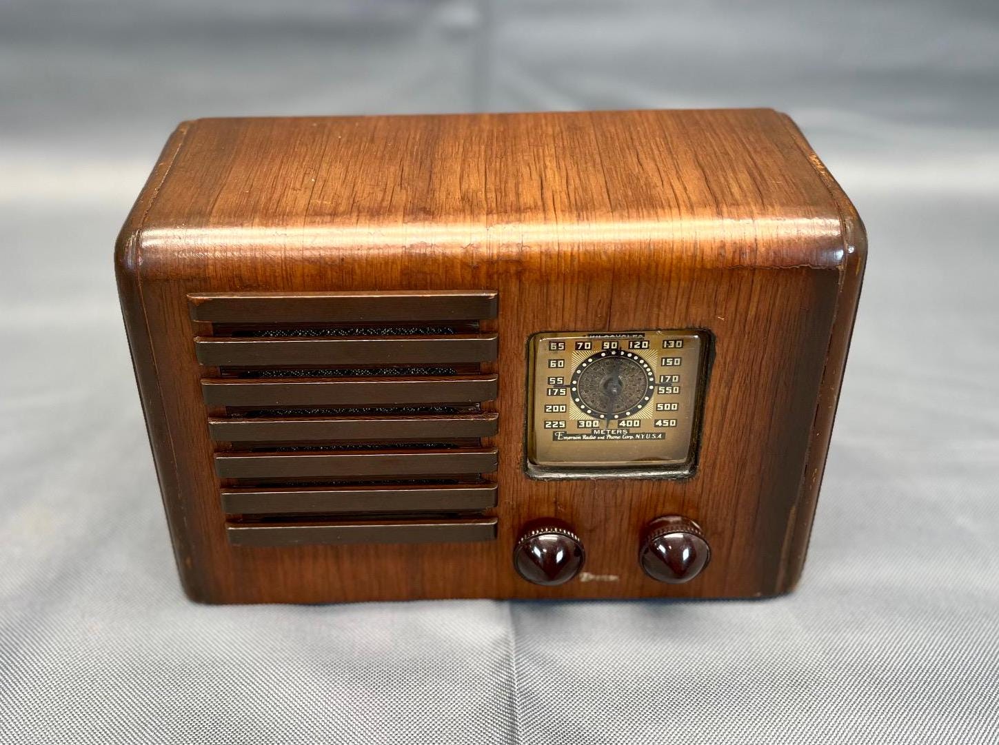 LR059 1940 Emerson Radio Model CJ-211. Mid Century Radio. FREE Shipping ...