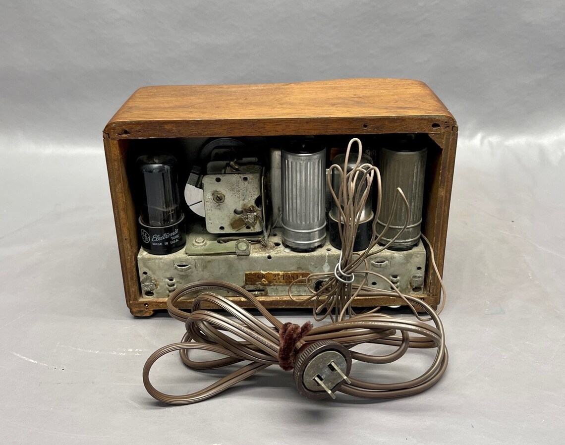 1940 Emerson Radio Model CR-261. Mid Century Radio. FREE - Etsy