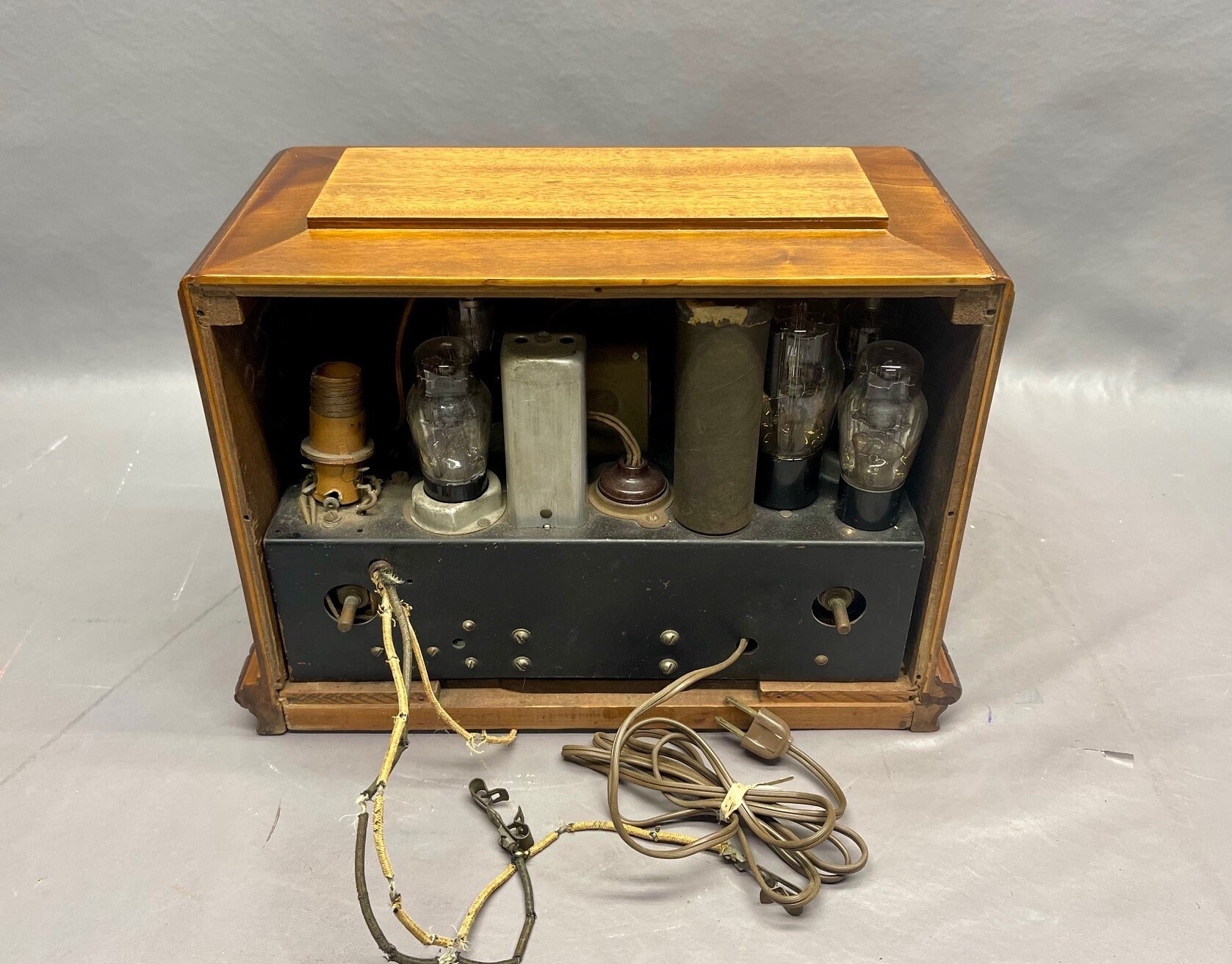 1933 Colonial Radio Model 658 Mid Century Radio Free Shipping