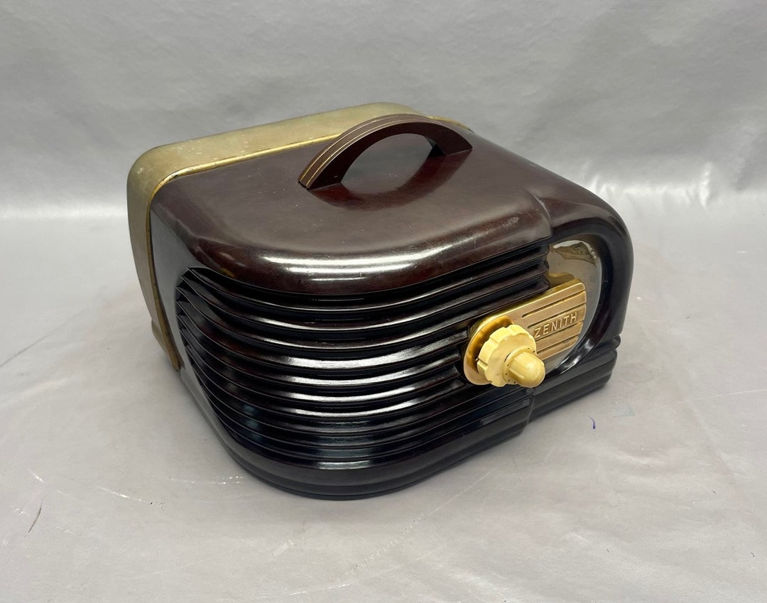 LR012 Iconic 1938 Zenith Bakelite Case Radio Model 6D315. Restored and ...