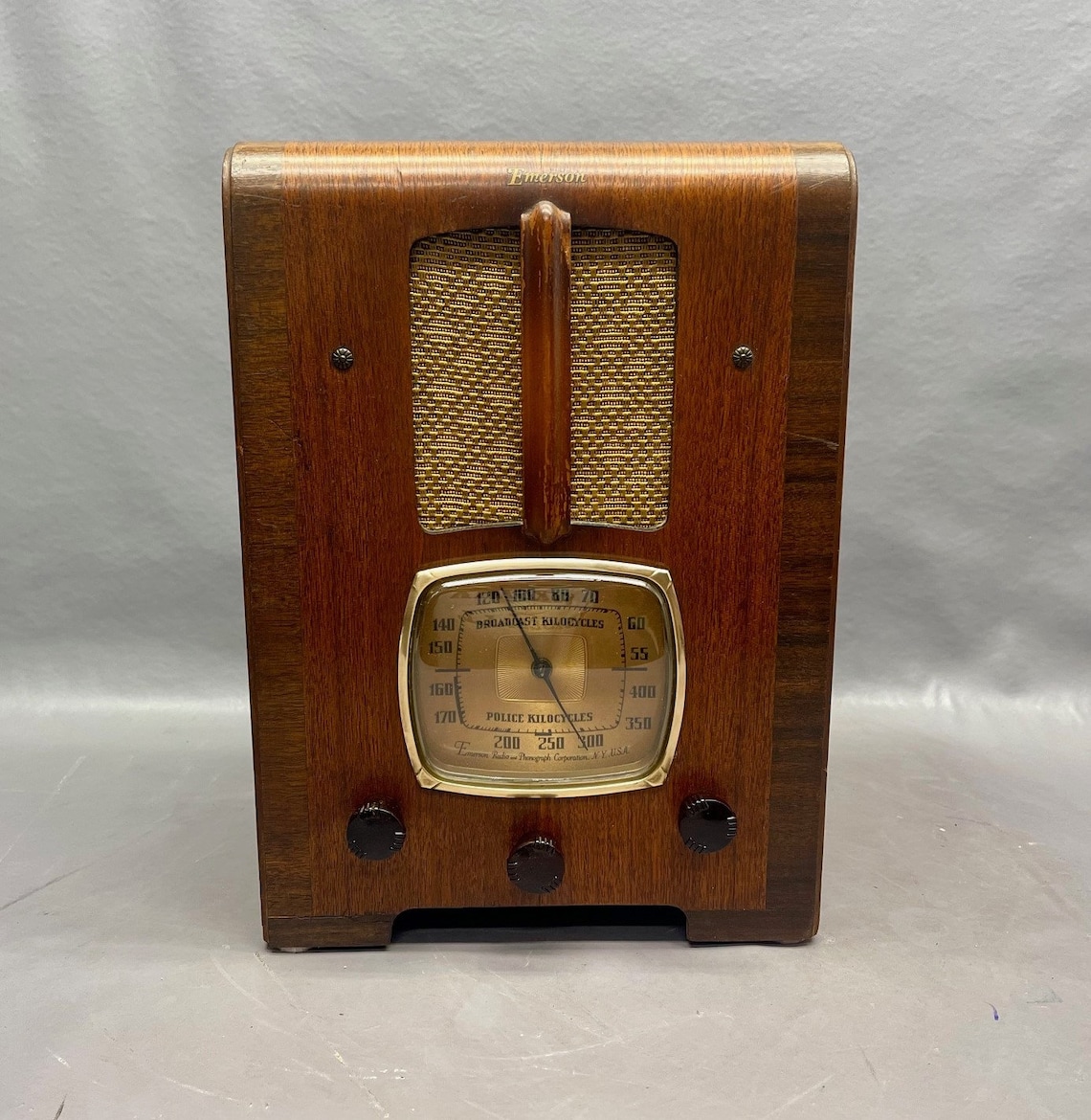 LR047 1938 Emerson Radio Model 156. Ingraham Cabinet. Mid Century Radio ...
