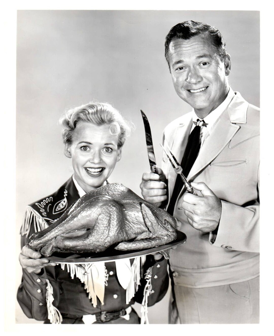 C1960 Press Photo Kirby Grand & Gloria Winters With Thanksgiving Turkey ...