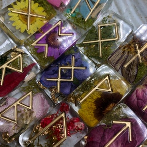 Floral Elder Futhark Runes Pressed Flowers Moss Mugwort Gold Flake - Etsy