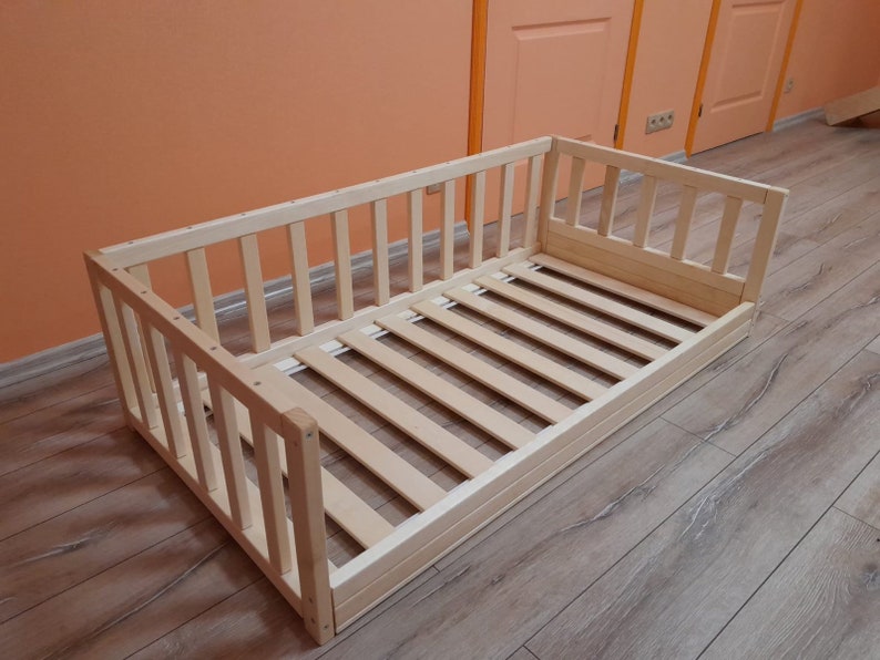Kinder Bodenbett Montessori Bodenbett Bett mit Schienen - Etsy.de Kinder Bodenbett Montessori Bodenbett Bett mit Schienen - Etsy.de