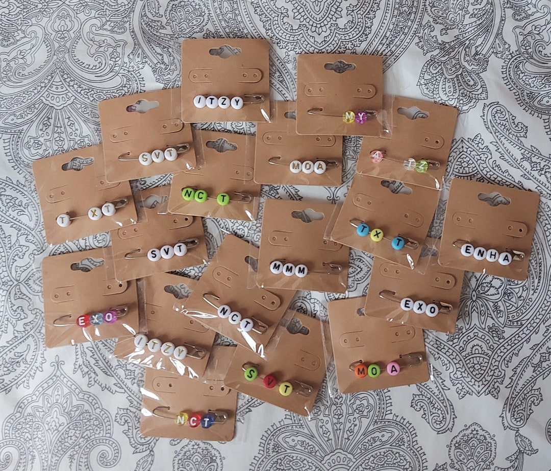 KPOP Safety Pin Letter Badges Seventeen Itzy TXT Ateez Mamamoo Exo ...