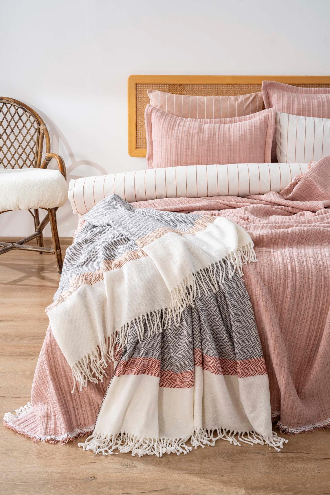 Effect Powder Pink Double Bed Duvet Cover and Bedspread Set - 8-piece ...