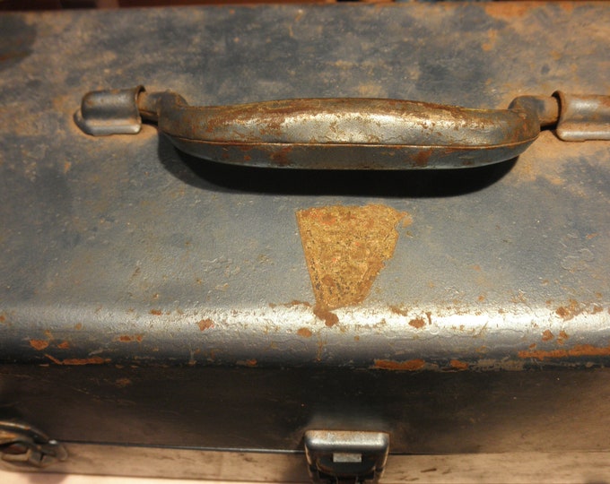 Vintage Metal Tackle Box/lot of Vintage Lures - Etsy