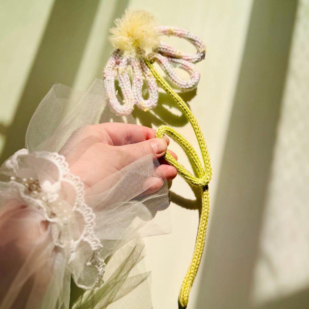 Knitted Wire Daisy – Soft Floral Wall Art – Handmade Yarn and Wire ...