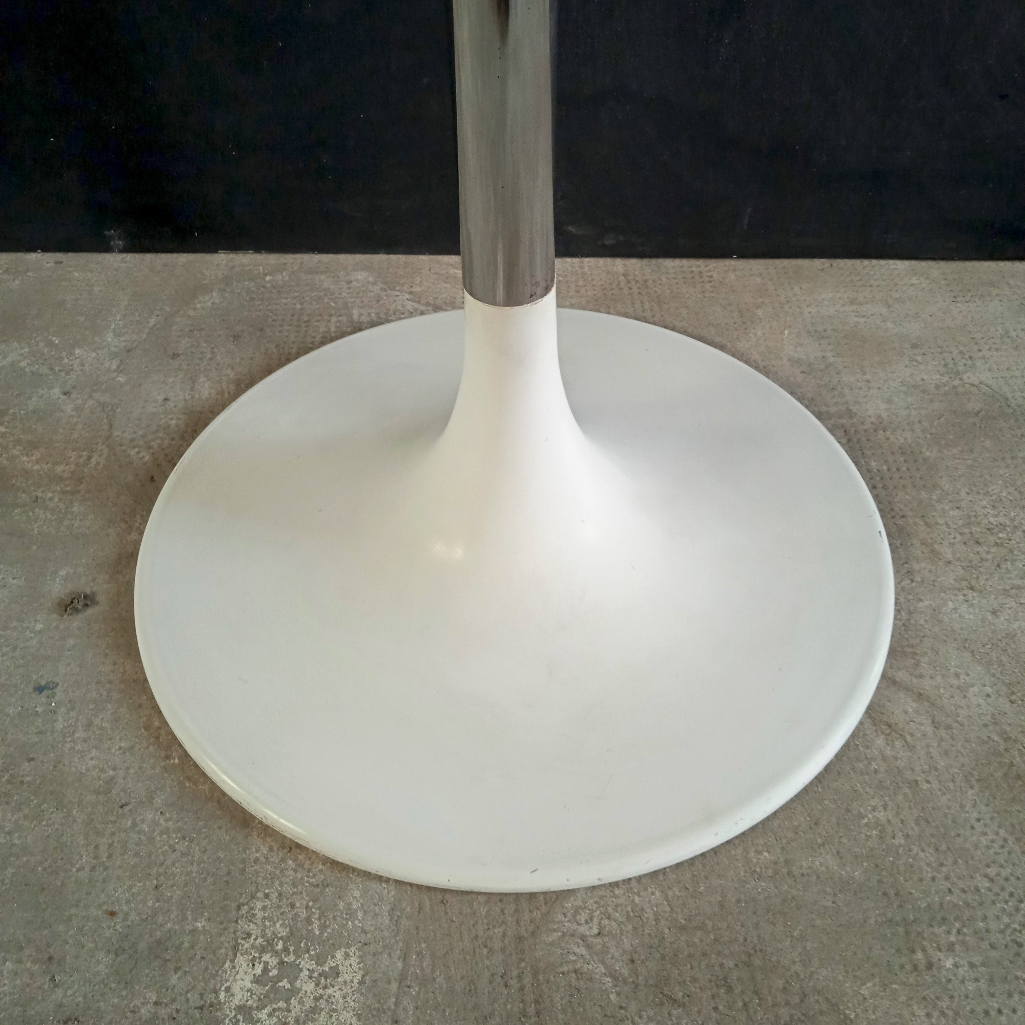 Tulip Foot Console in the 70s 70s Knoll Style for Interior Decoration ...