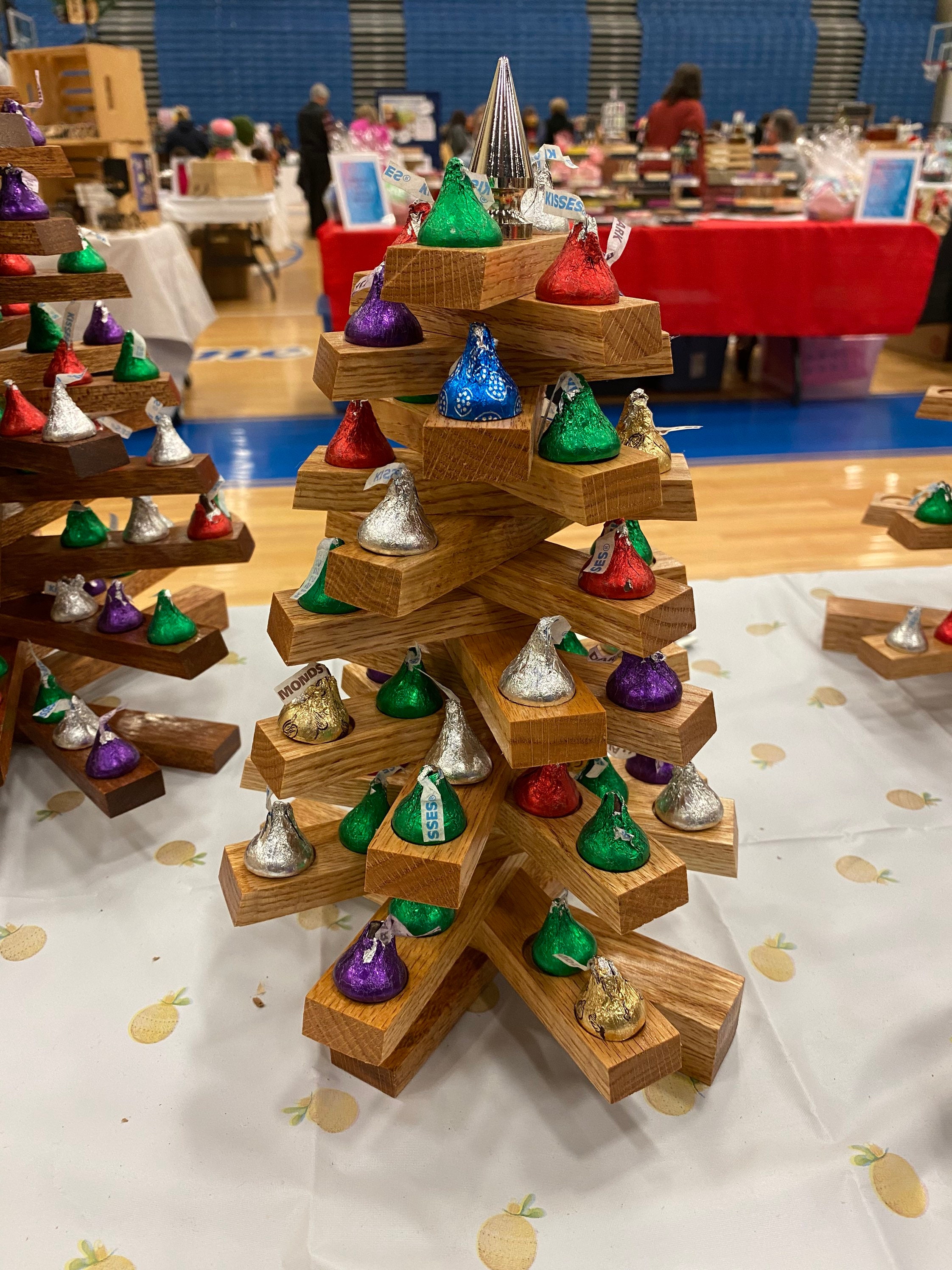 Medium Red Oak Kissmas Tree. - Etsy