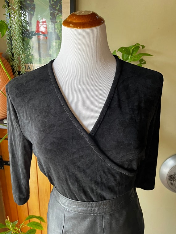 Vintage 90s Stretchy Black Floral V-Neck Top / Retro … - Gem