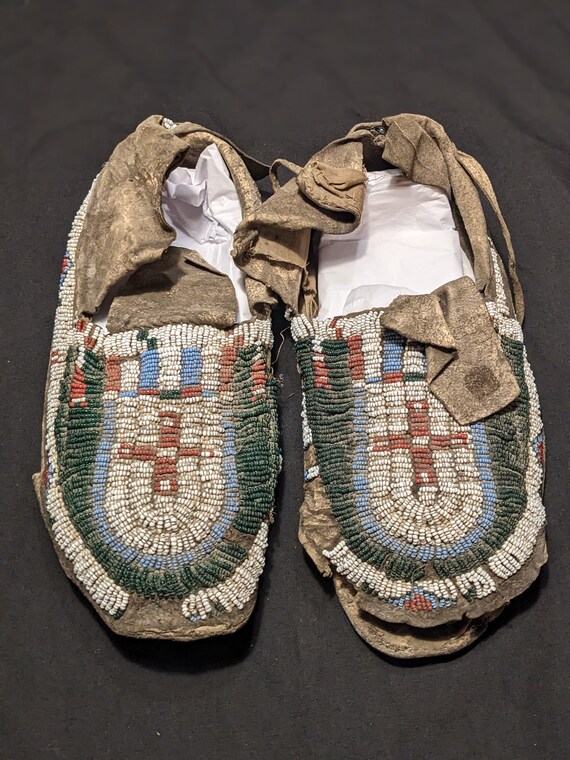 RARE ANTIQUE 19th century Souix Beaded Maccasins - Gem