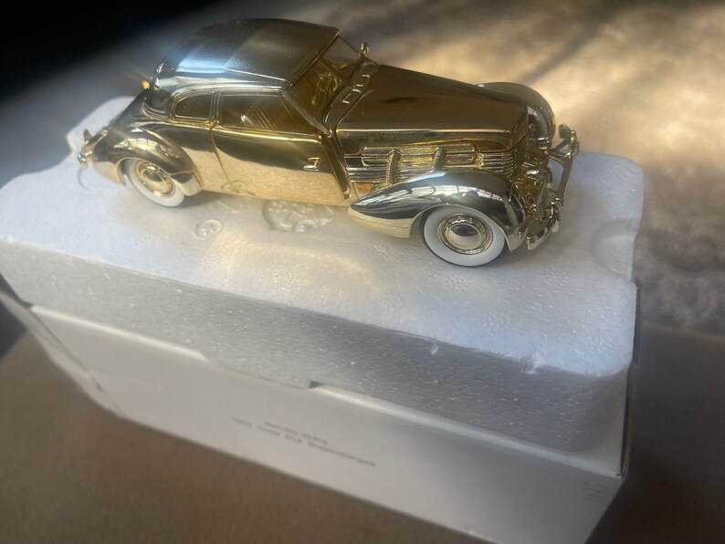 1937 Cord 812 Supercharged Die Cast 1:32 Scale by Signature Models RARE ...