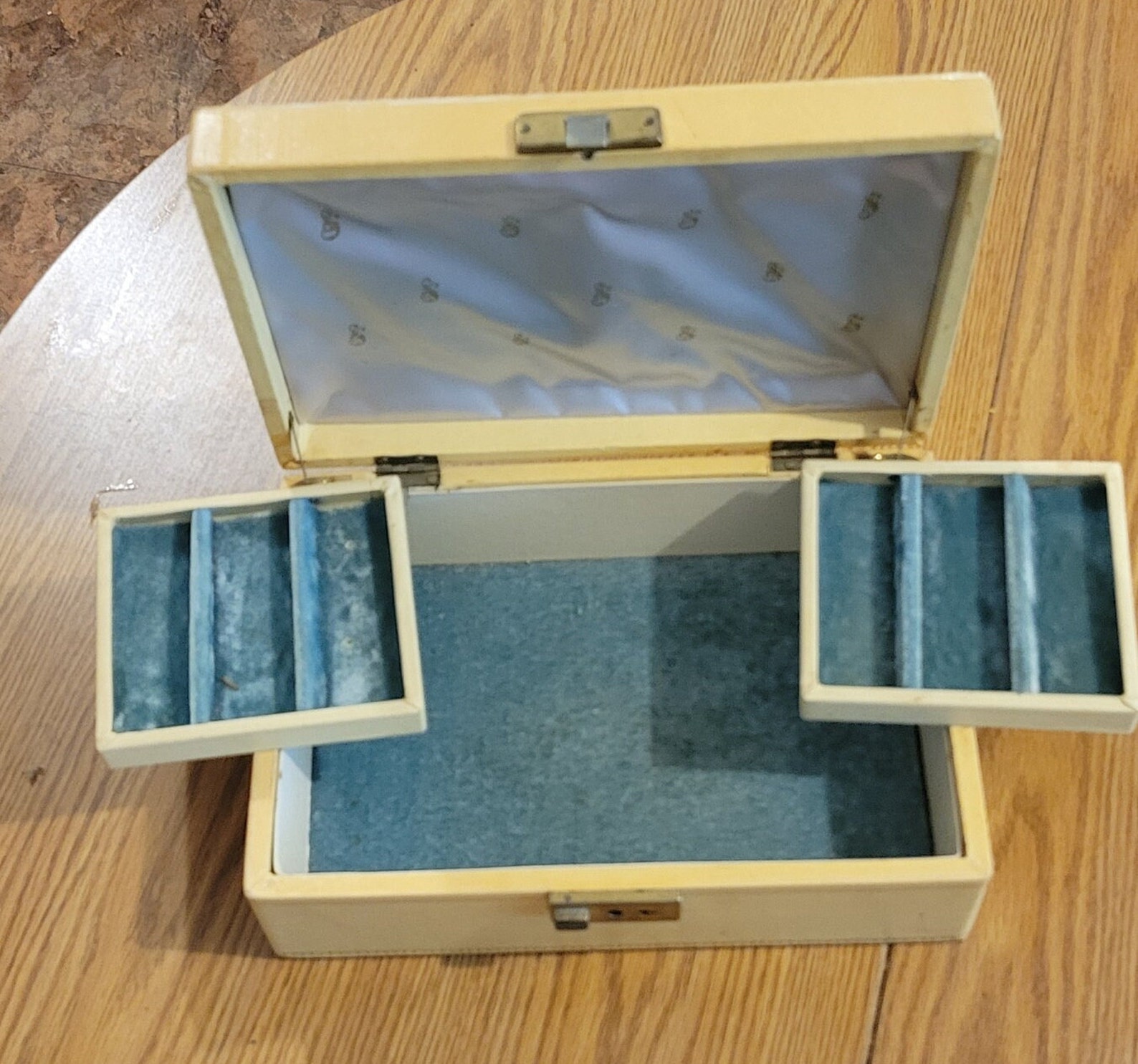 Vintage Light Yellow Jewelry Box With Green Velvet Lining - Etsy