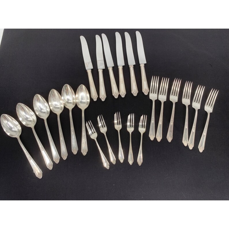 Yourex Lady Louise Embossed Stainless Steel Silverware Flatware Set of ...