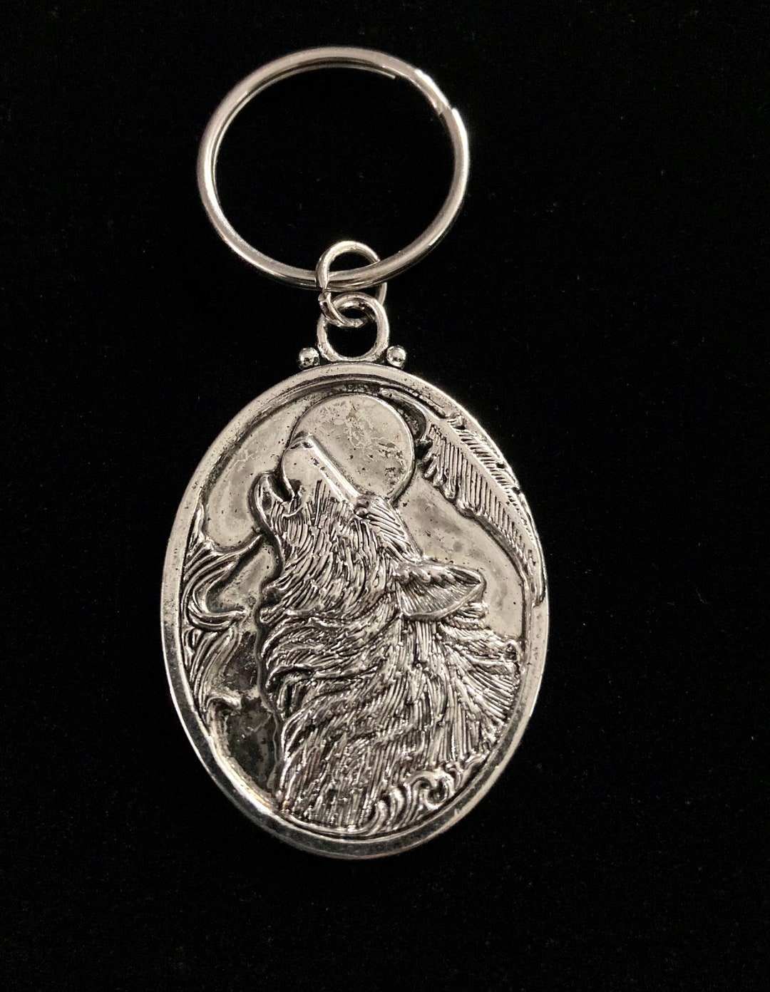 Howling Wolf Keychain - Etsy