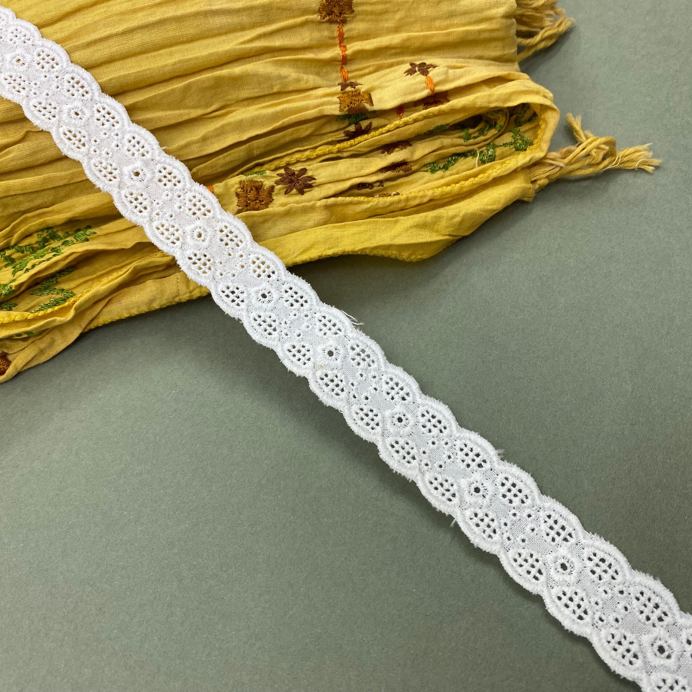White Narrow Scalloped Edge Broderie Anglaise Lace Trim, 3/4 7/8 2 Cm 2 ...