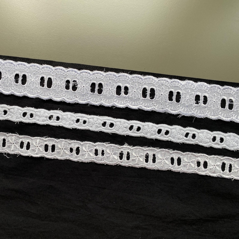 White Double Scallop Beading Eyelet Lace Trim, 5/8