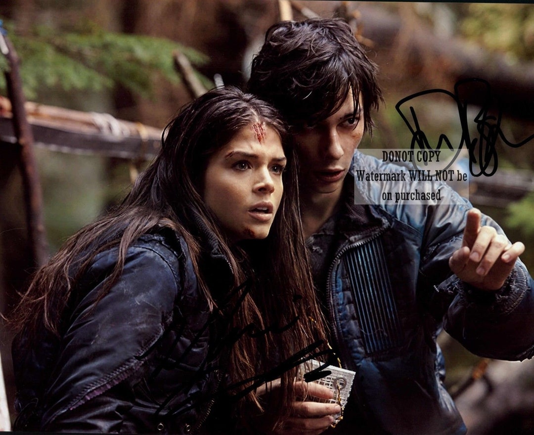 Marie Avgeropoulos , Devon Bostick 8 X10 20x25 Cm Autographed Signed ...