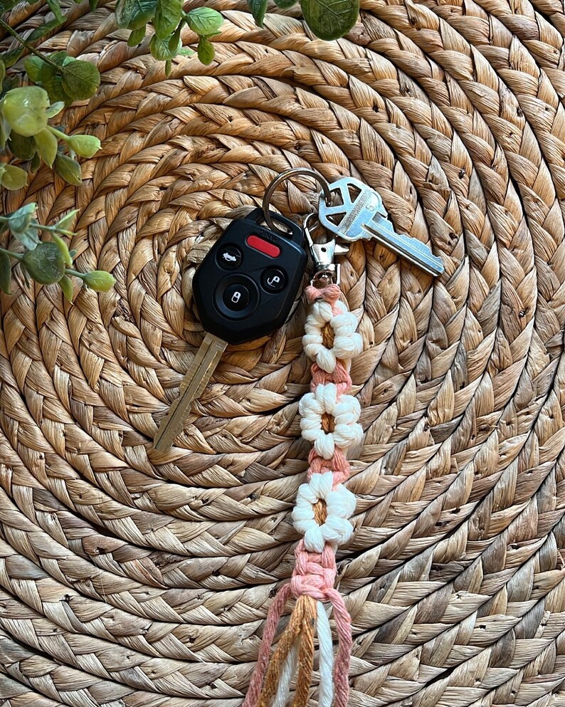 Macrame Daisy Keychain Boho Keychain Purse Charm - Etsy