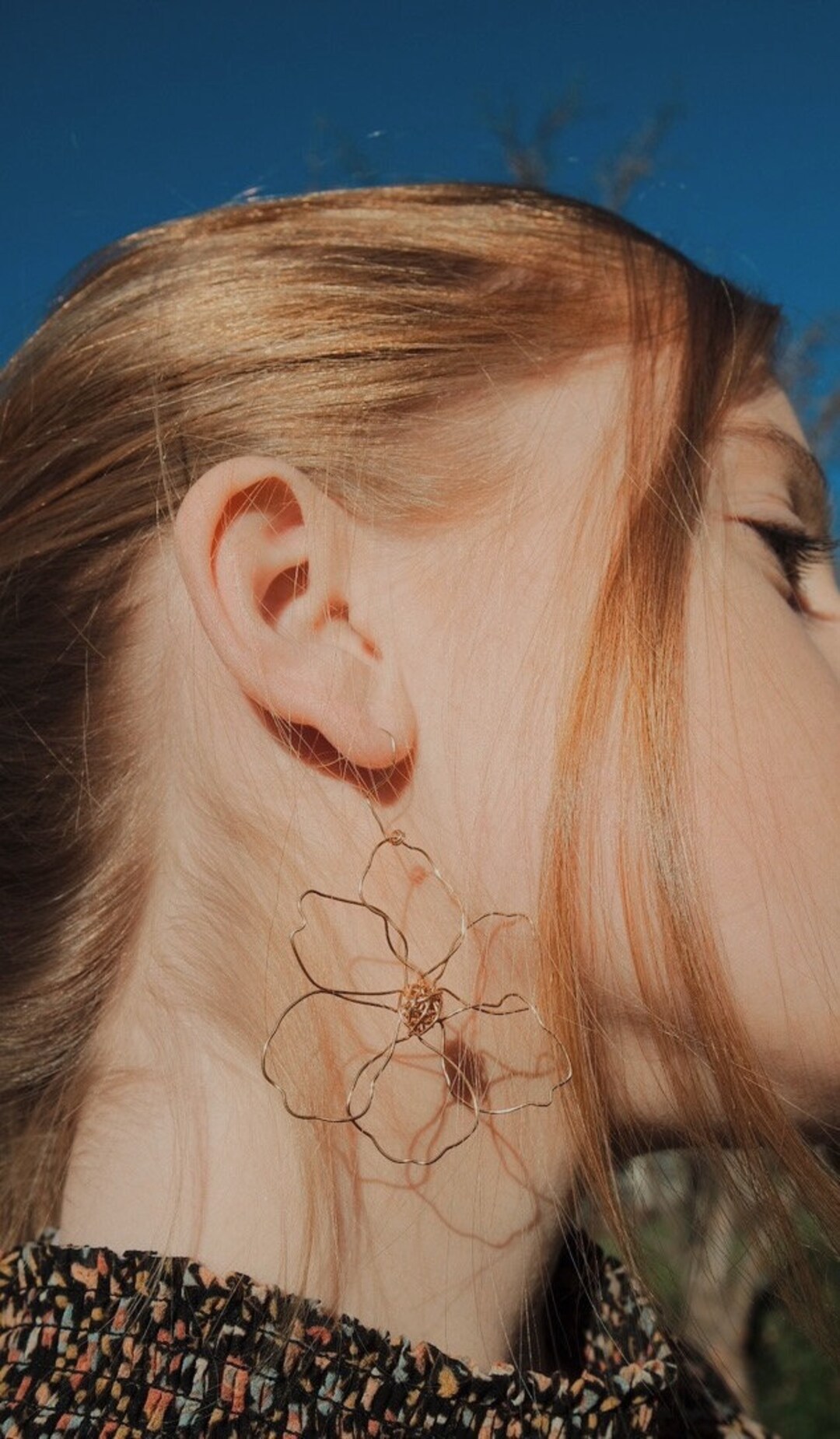 Small Gold Wire Flower Earrings - Etsy