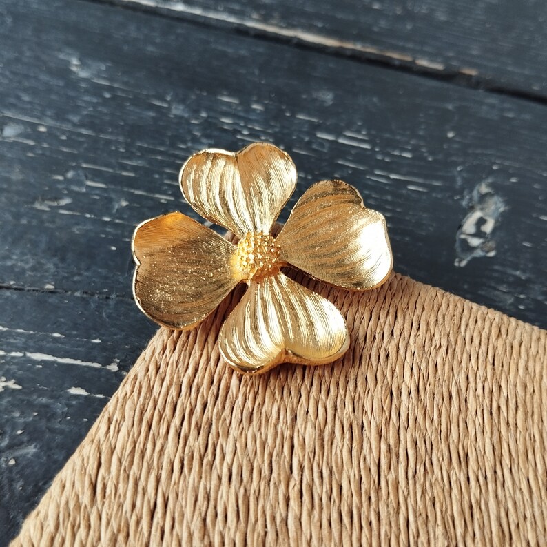 Vintage Gold Tone Textured Flower Brooch Pendant. Floral Brooch Pendant ...