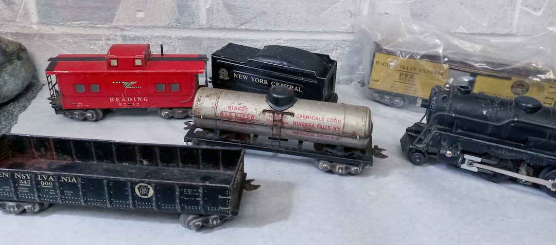 1940s Marx Tin Toy Train With Transformer and Lionel O Gauge Track ...