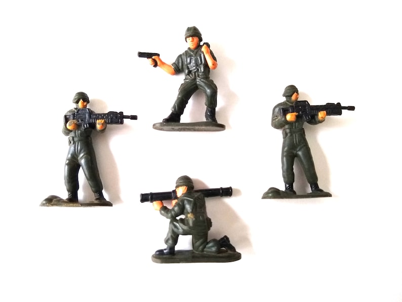 Lot of 53 Vintage Mini Plastic Toy Figures, Spacemen, US Army Soldiers ...