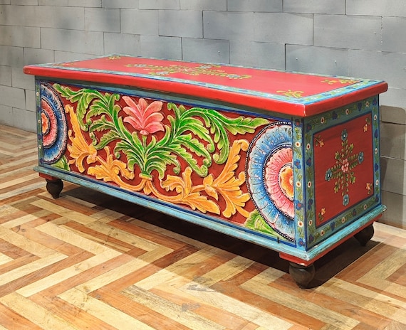 Trunk as center table store