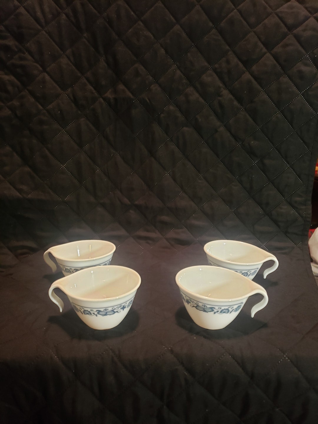 Corelle by Corning 4 Coffee or Tea Cups Blue Onion White Old Town Hook ...