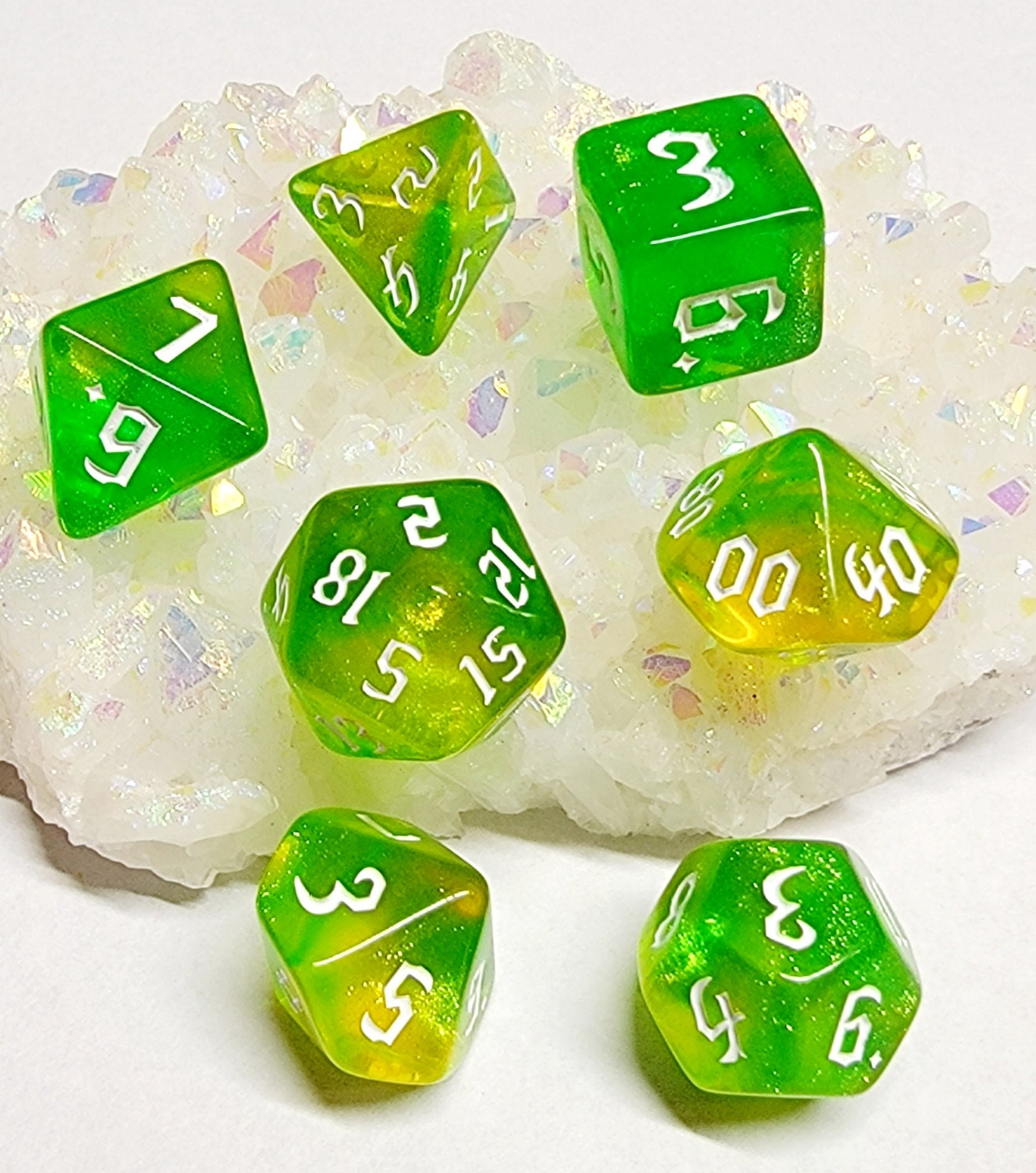 DUNGEONS and DRAGONS Dice Set Attack Two-tone Yellow/green 7 Piece ...
