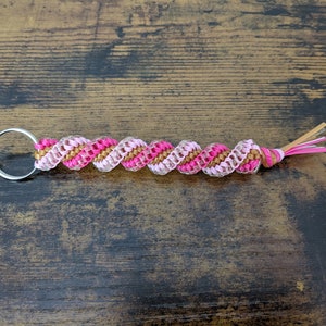 Pink & Gold Glitter Boondoggle Keychain | Corkscrew Rexlace Keychain ...