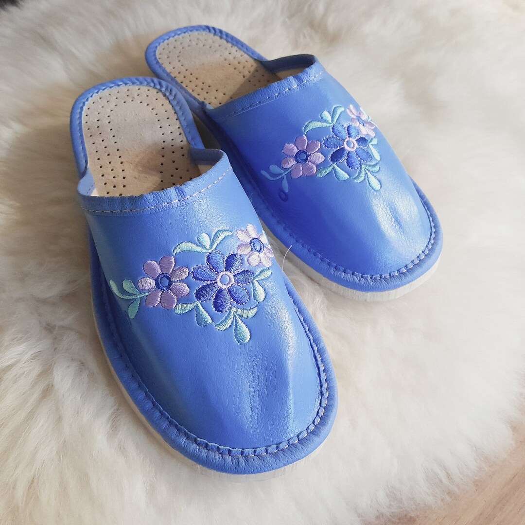 Traditional Women's Slippers Beautiful Embroidered Flowers Light Purple ...