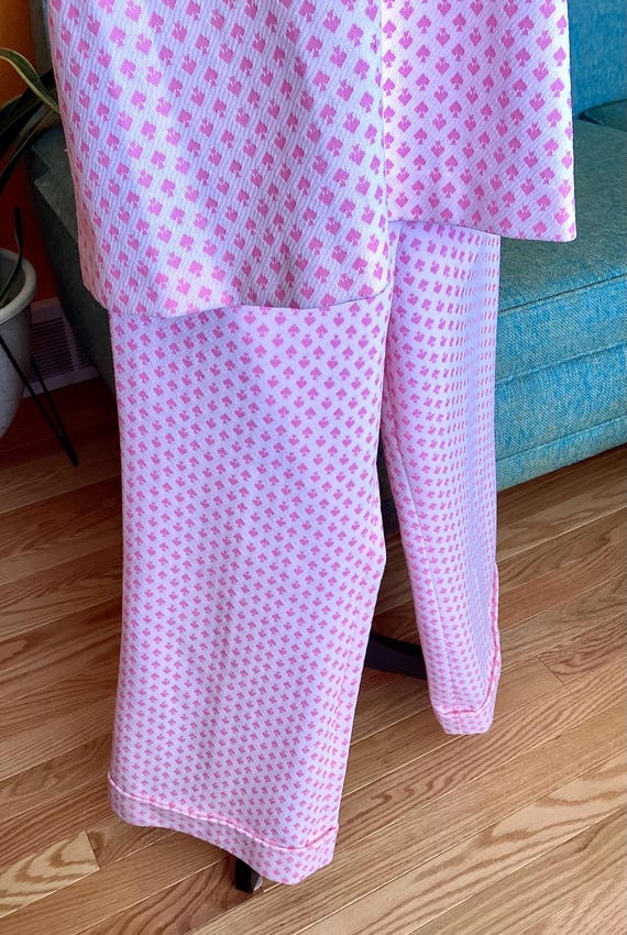 1970s Era Pink and White Spade Pattern Polyester Wide… - Gem