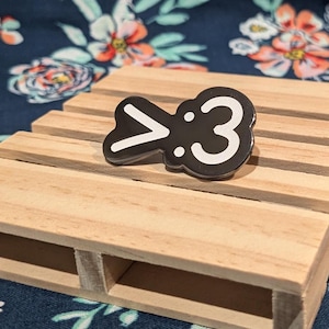 Emoticon >:3 Enamel Pin (two Color Options) - Etsy