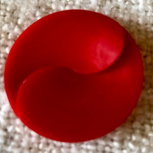 5 RED VINTAGE BUTTONS. Great Selection of Similar Sized Early Plastic ...