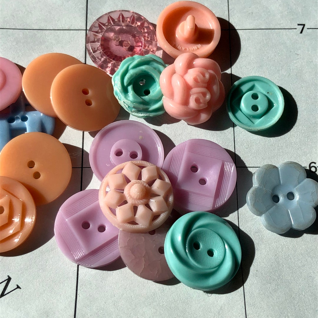 18 PASTEL PLASTIC BUTTONS. Variety of Plastic Buttons From the 1940’s ...