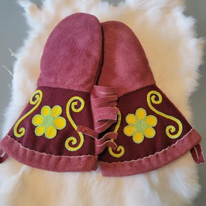 VTG OJIBWAY Beaded Gauntlet Mittens, Floral Beadwork Detail, Moose Hide ...