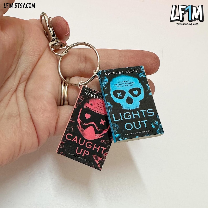 Custom Book Keychain | Single Book or Series Options | Bookish Gift - Etsy