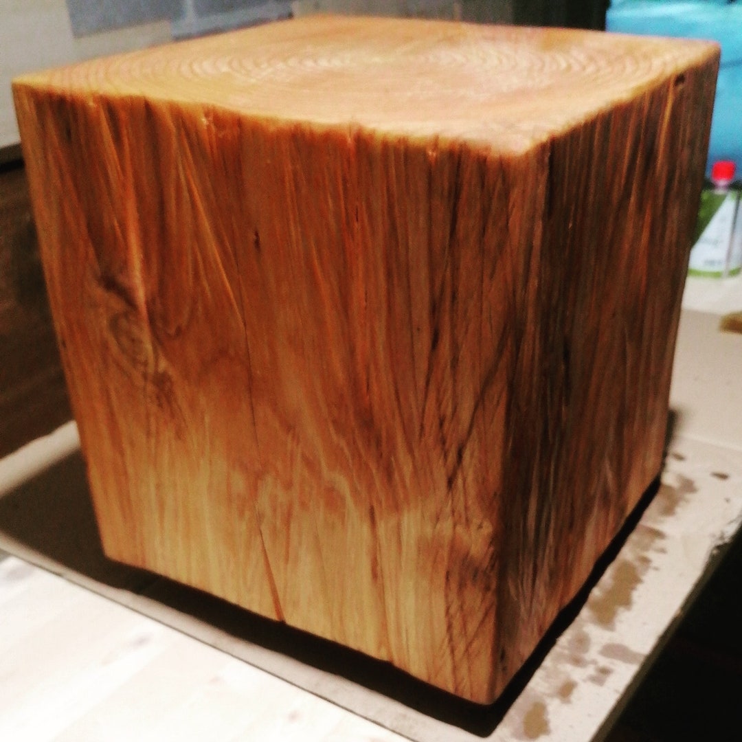 Tavolo, Appoggio, Cubo Irregolare in Legno Di Cedro Del Libano Lavorato ...