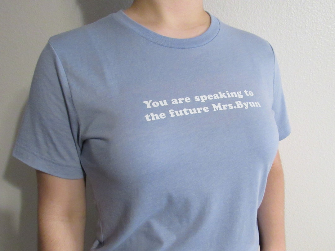 Du sprichst mit der Zukunft Mrs. Byun Kurzarm Unisex T-Shirt - Etsy ...