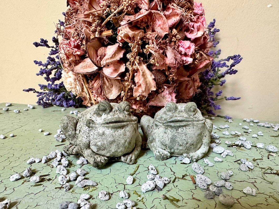 Set of 2 Frog Garden Statues Concrete Handmade Toad Statue Frog Garden ...