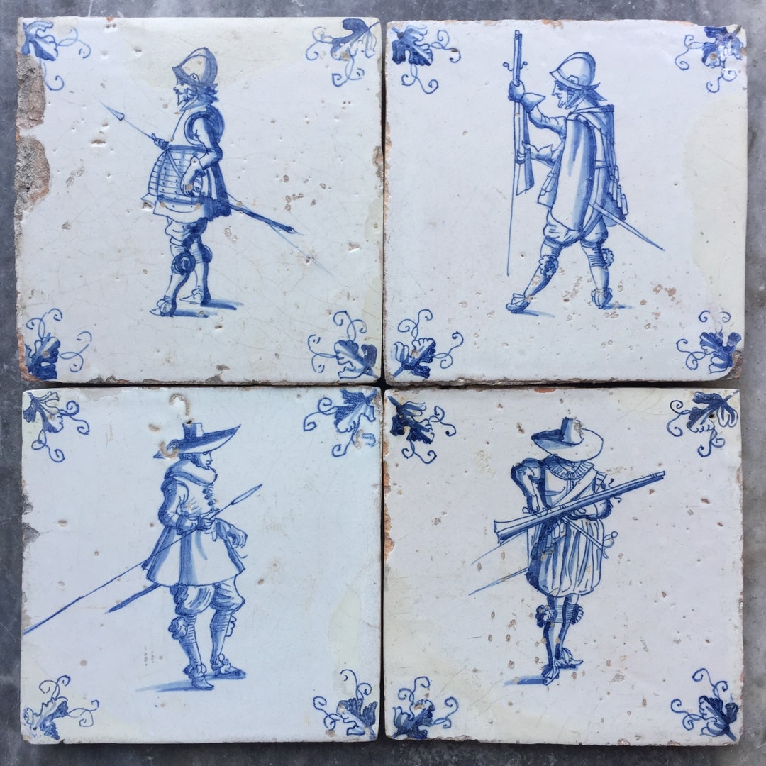 Antieke 17e eeuwse Hollandse Delftse tegels met het decor van soldaten ...