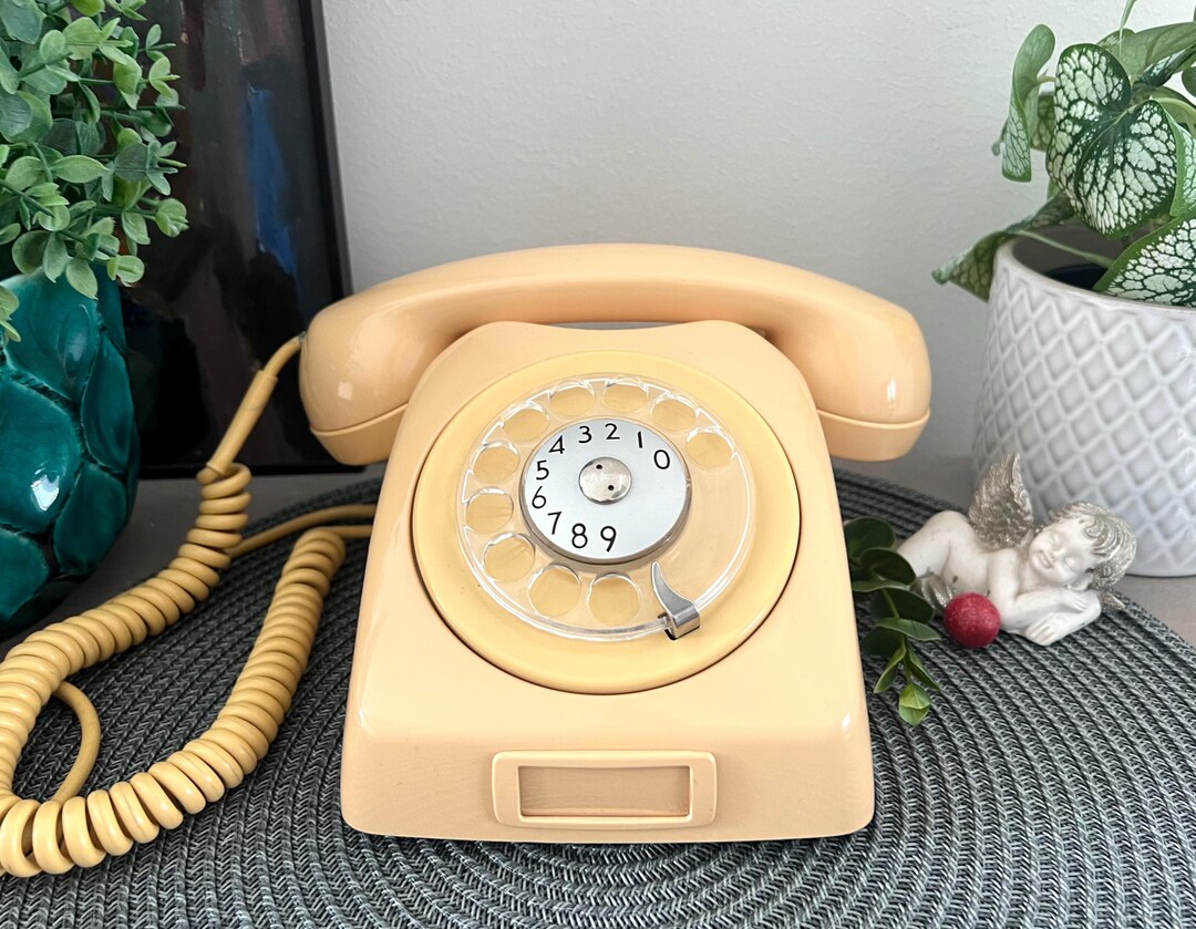 Old Fashioned Rotary Dial Phone Retro Light Yellow Mechanical Telephone ...