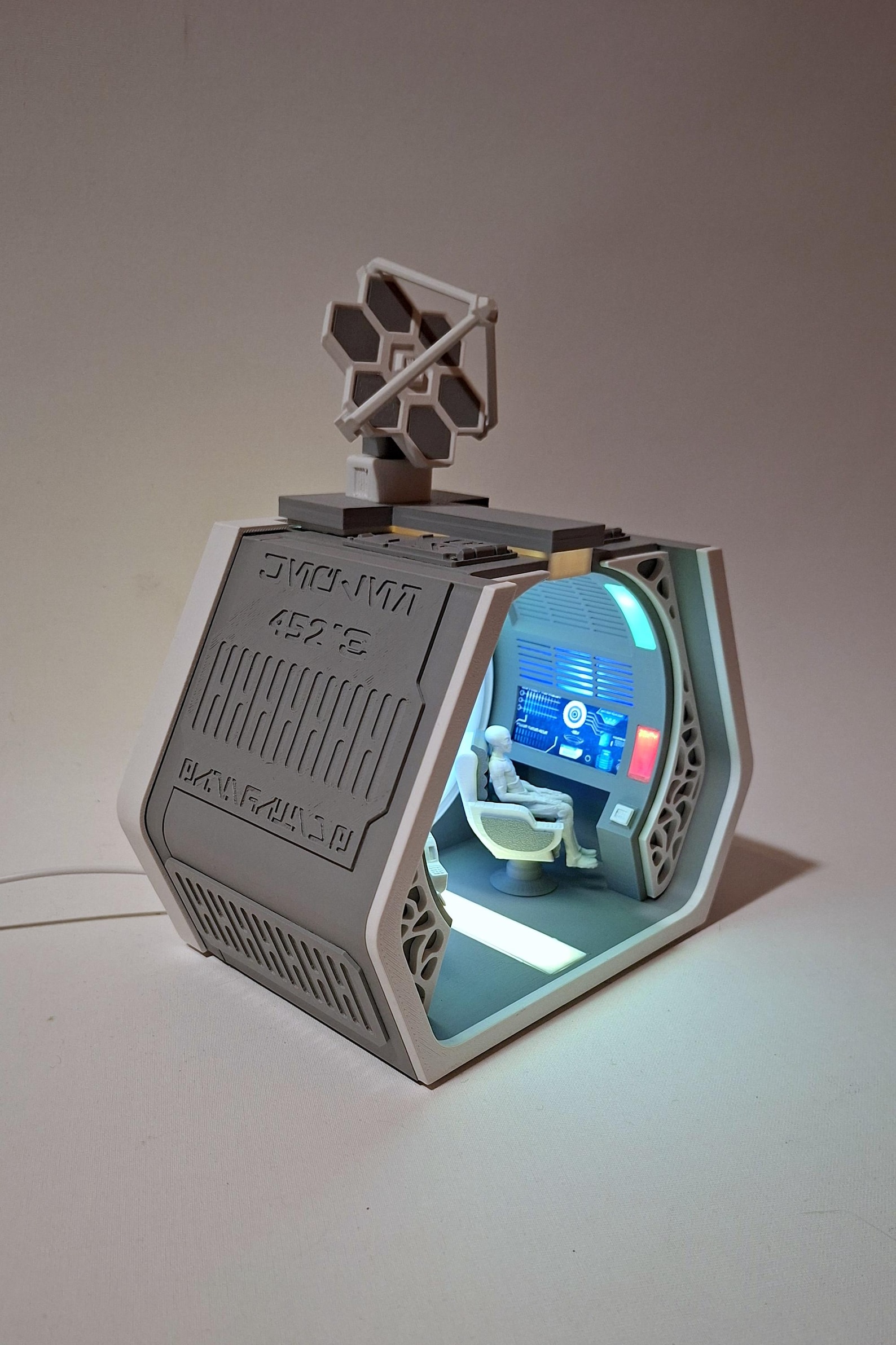 ALIEN RADAR STATION, Diorama, Spaceship Interior, Led Illuminated, Sci ...